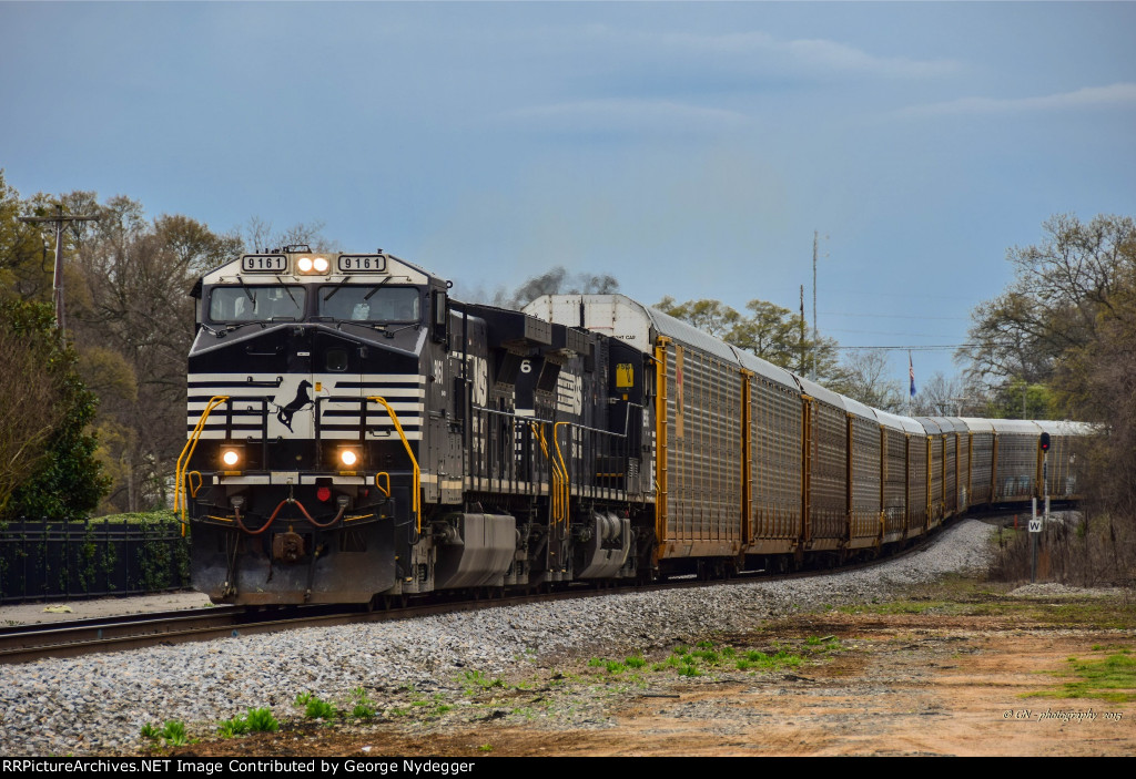 NS 9161 / C40-9W is leading a loaded Auto-train